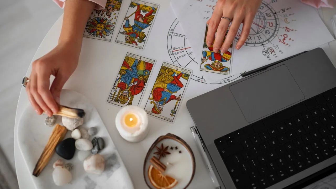 Гороскоп на 25 березня 2025 року за картами Таро для всіх знаків