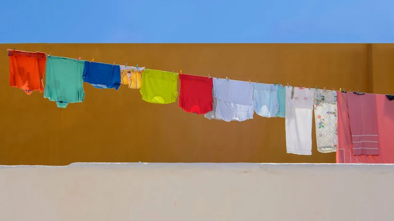 Як зберегти яскравість кольорового одягу під час прання — найкращі поради Читайте на Ukr Net